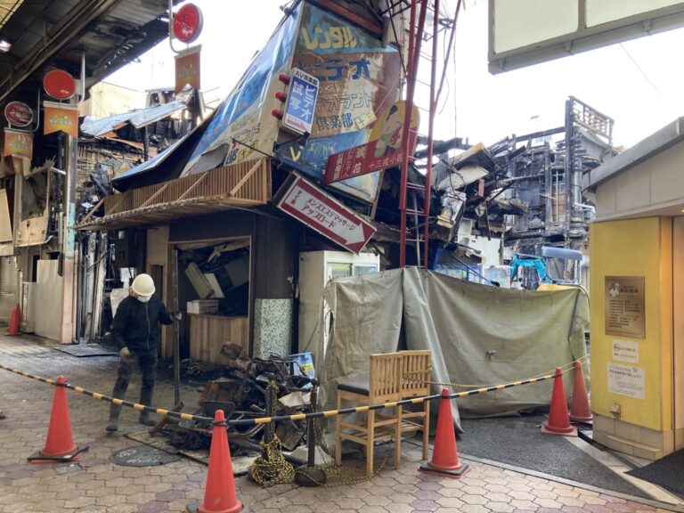 十三東駅前商店街内、火災現場跡地のガレキが撤去されてる。 | 十三エクスプレス