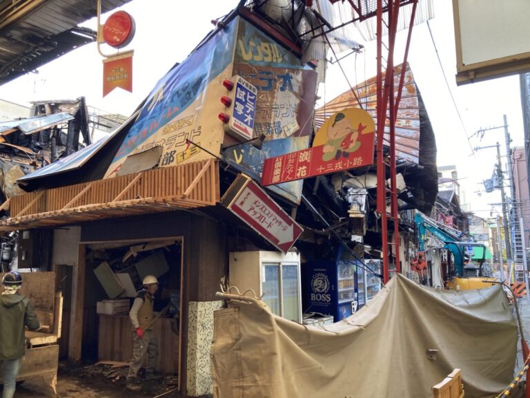 十三東駅前商店街内、火災現場跡地のガレキが撤去されてる。 | 十三エクスプレス